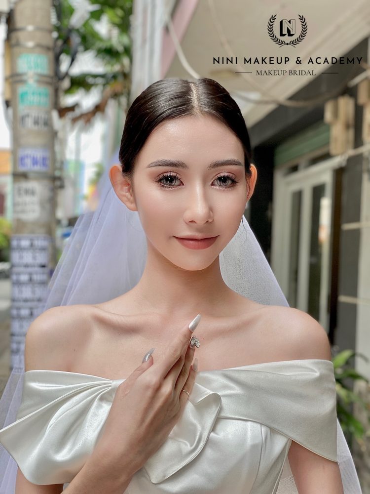 Top 5 điều cần biết khi học makeup trang điểm rút ra từ chuyên gia - NiNiStore 2025